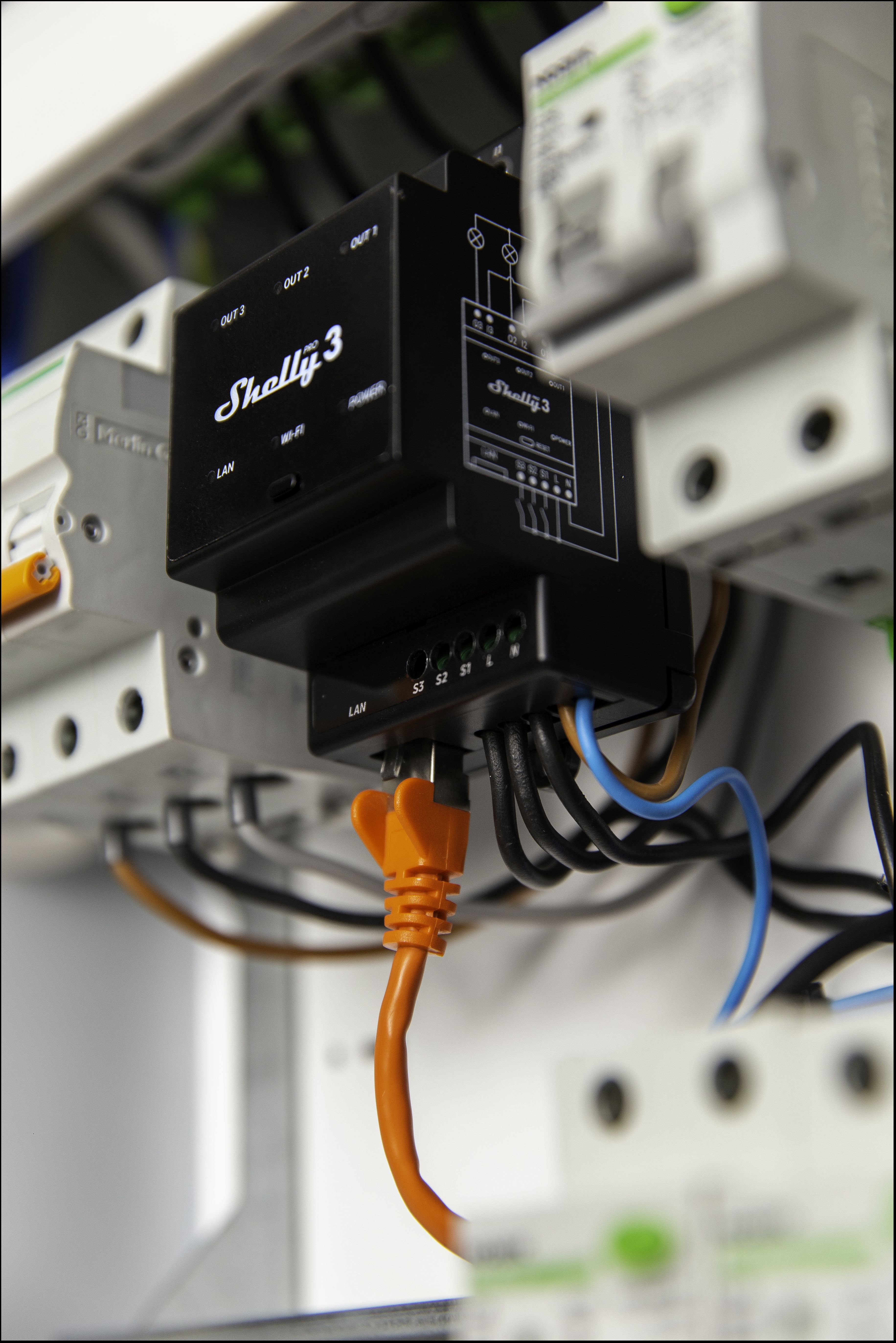 Shelly · Hutschiene · "Pro 3" · Relais · max. 48A · 3 Phasen · 3 Kanäle ...